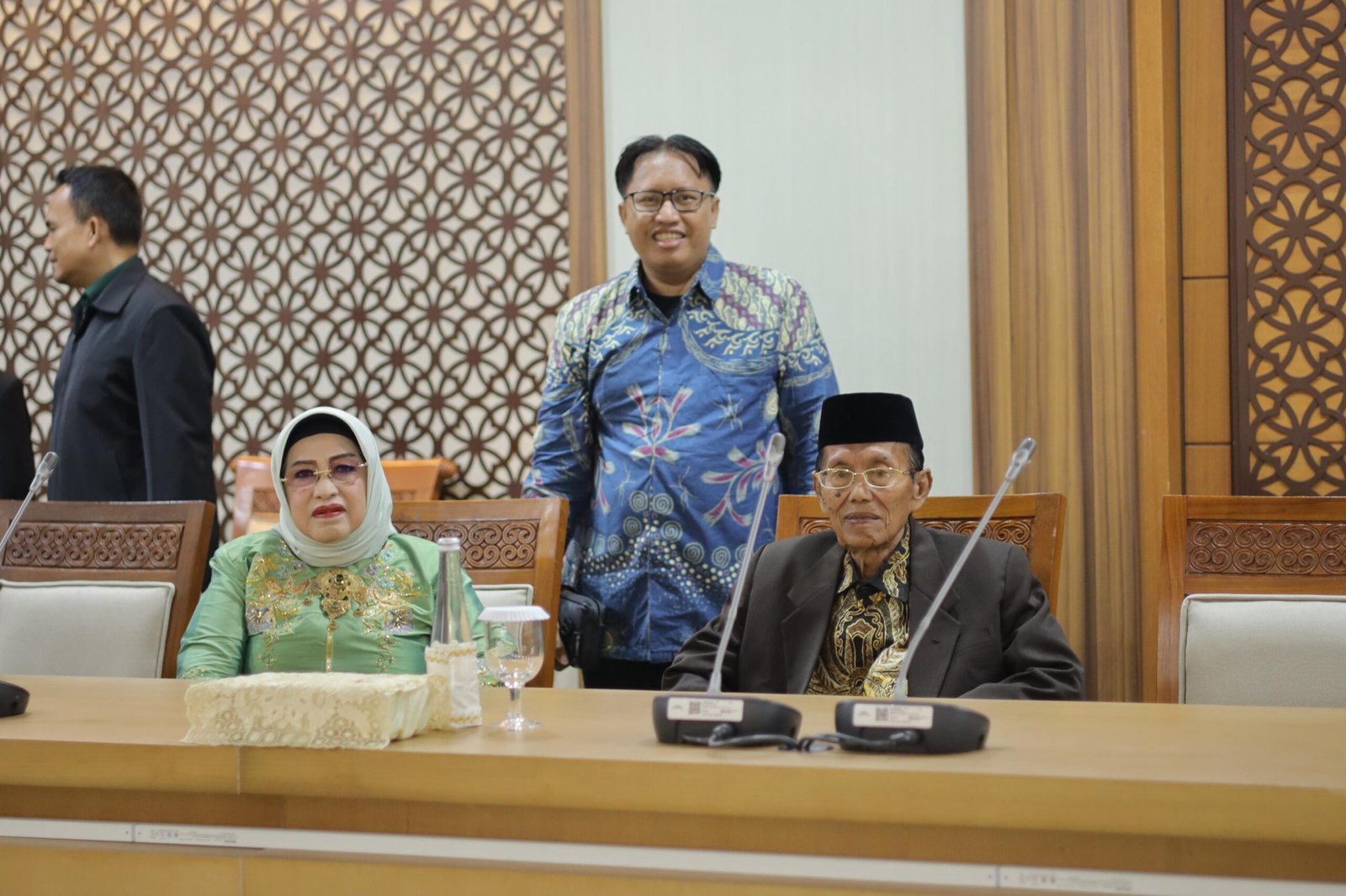Gantikan Faisol Riza, Dr. Hj. Anisah Syakur, M.Ag Resmi Dilantik ...